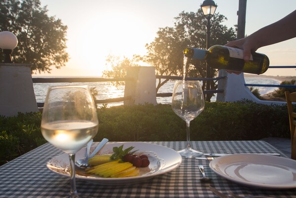 Pequenos-almoços, almoços, jantares servidos, com vista para a praia 