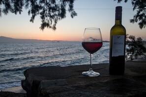 Pequenos-almoços, almoços, jantares servidos, com vista para a praia 