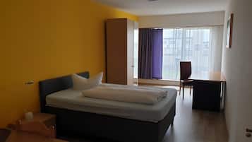 Quarto solteiro conforto, 1 cama de solteiro | Área de estar | TV de tela plana 32 polegadas com canais a cabo, TV
