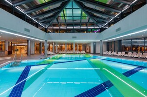 Piscina interior, 4 piscinas exteriores, guarda-sóis, espreguiçadeiras