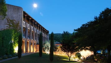 Fachada do alojamento (tarde/noite)