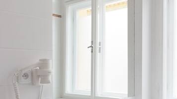 Quarto triplo standard (Double with Extra bed) | Banheiro | Banheira de imersão, produtos de toalete grátis