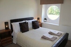 Quarto Duplo Executivo | Secretária, ferro/tábua de engomar, berço de viagem, camas desdobráveis 