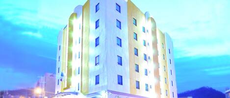 Fachada da propriedade à noite