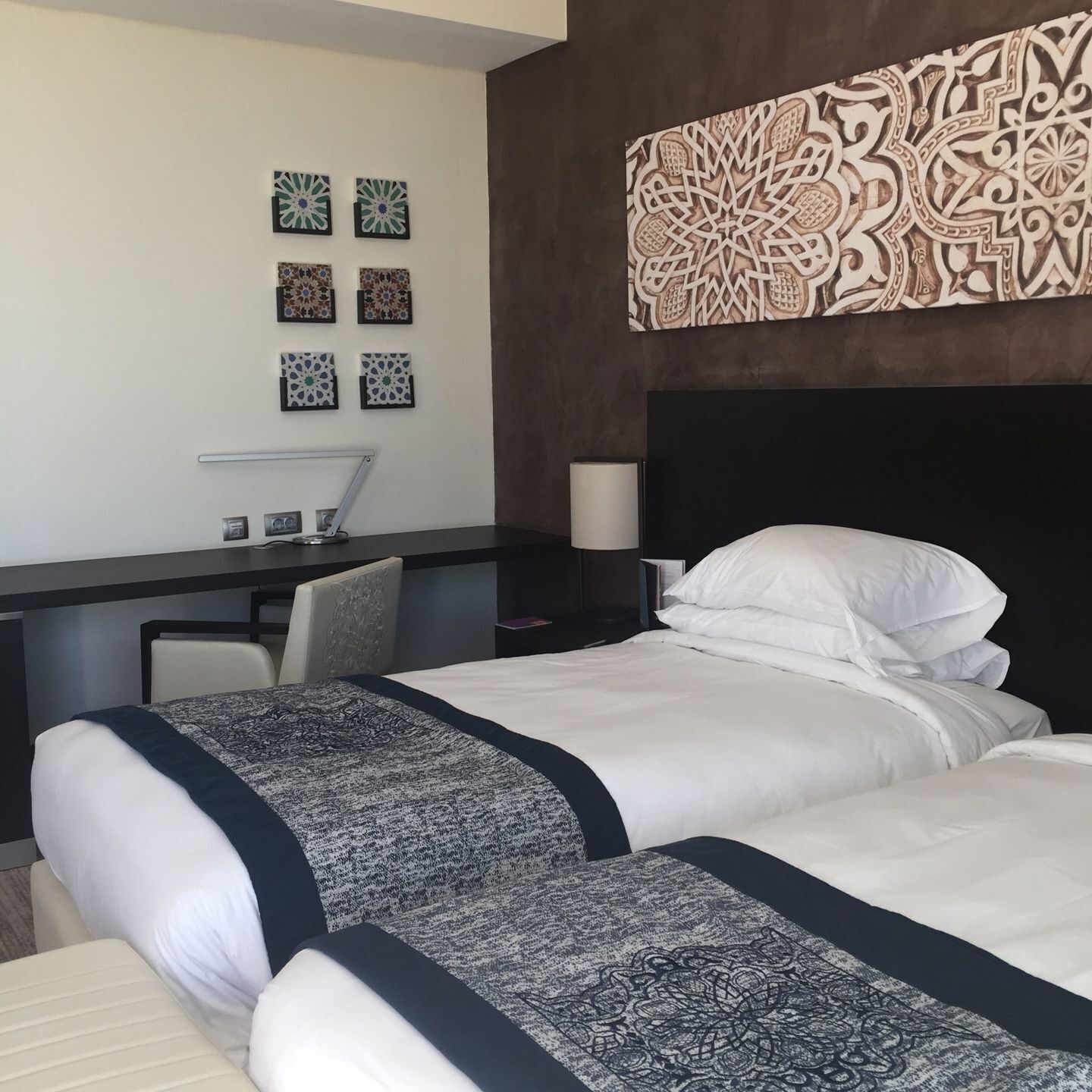 Frigobar, cofres nos quartos, escrivaninha