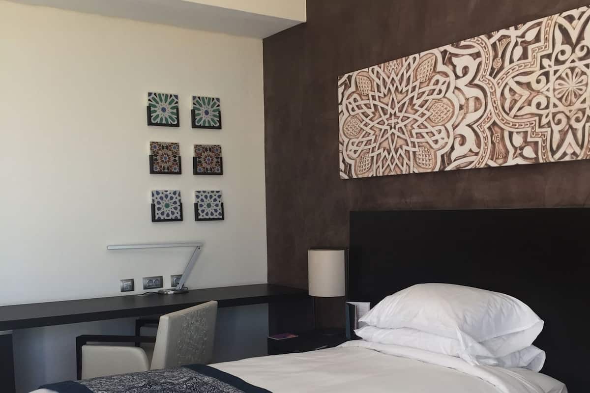 Frigobar, cofres nos quartos, escrivaninha