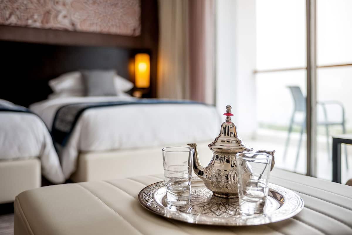 Frigobar, cofres nos quartos, escrivaninha