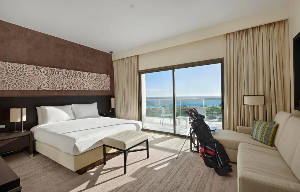 Frigobar, cofres nos quartos, escrivaninha