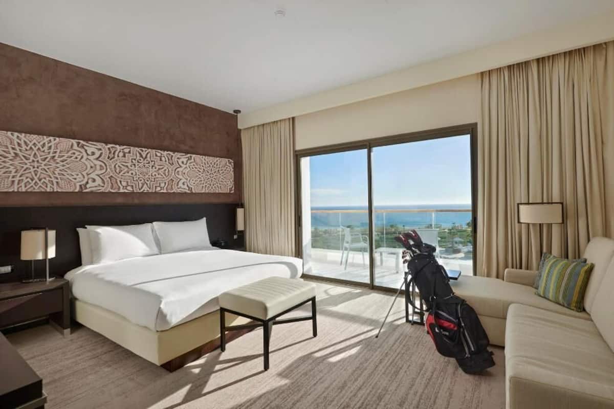 Frigobar, cofres nos quartos, escrivaninha