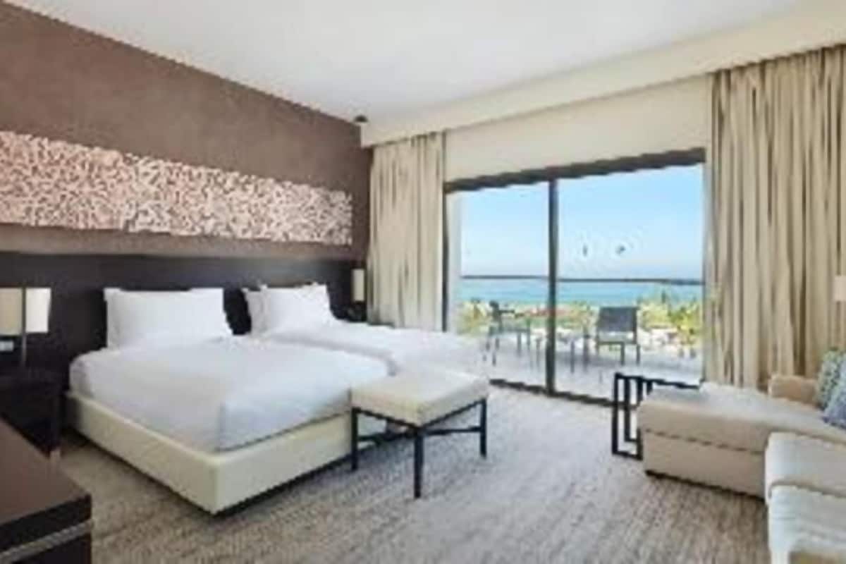 Frigobar, cofres nos quartos, escrivaninha