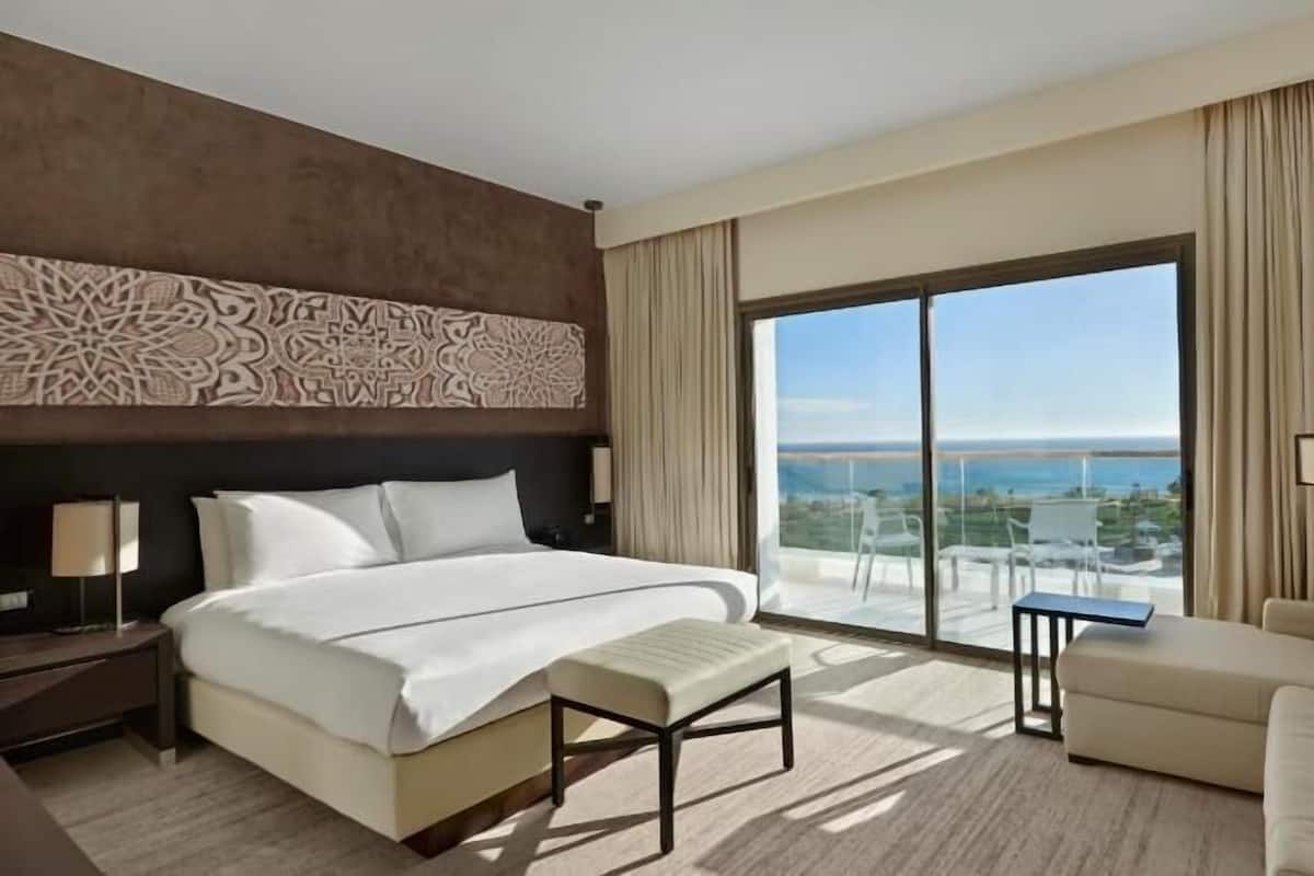 Frigobar, cofres nos quartos, escrivaninha