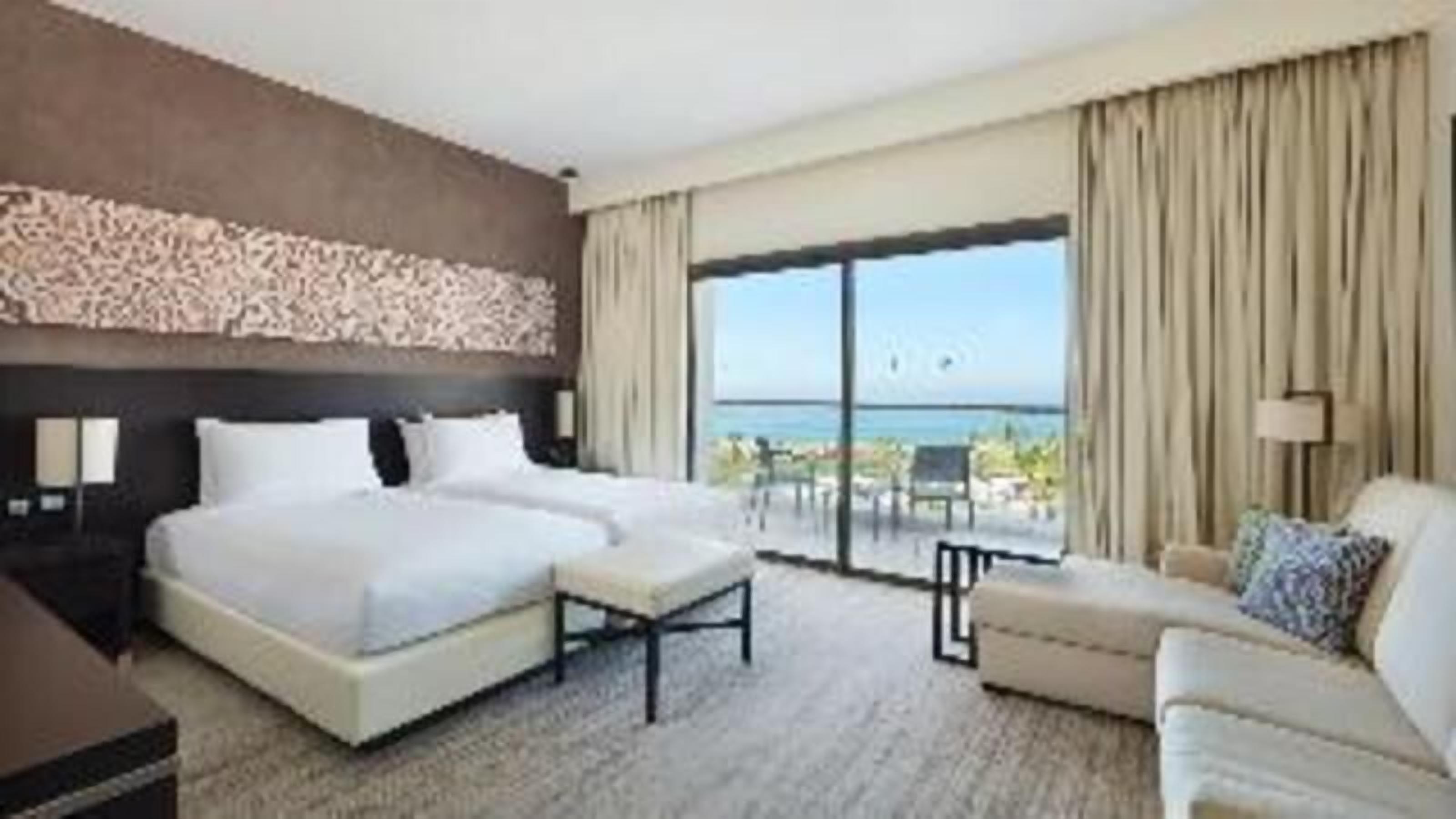 Frigobar, cofres nos quartos, escrivaninha