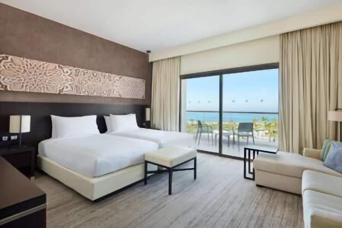 Frigobar, cofres nos quartos, escrivaninha