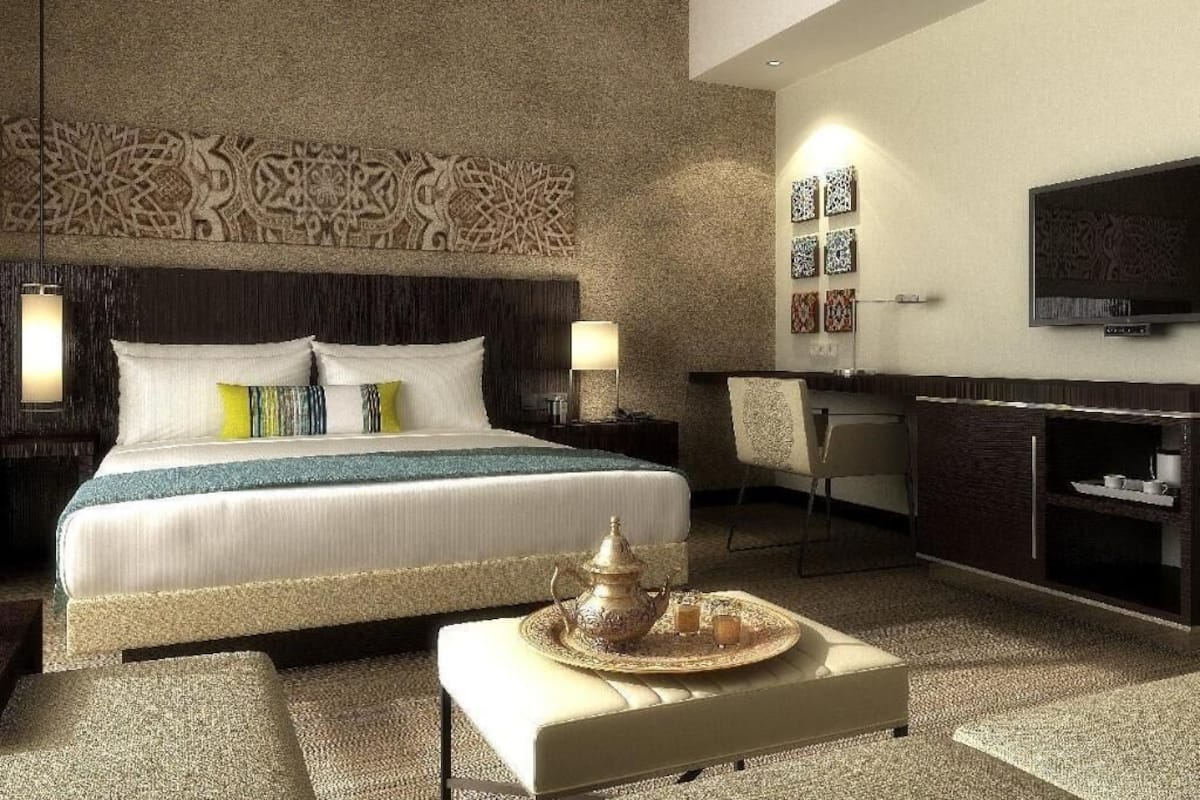 Frigobar, cofres nos quartos, escrivaninha