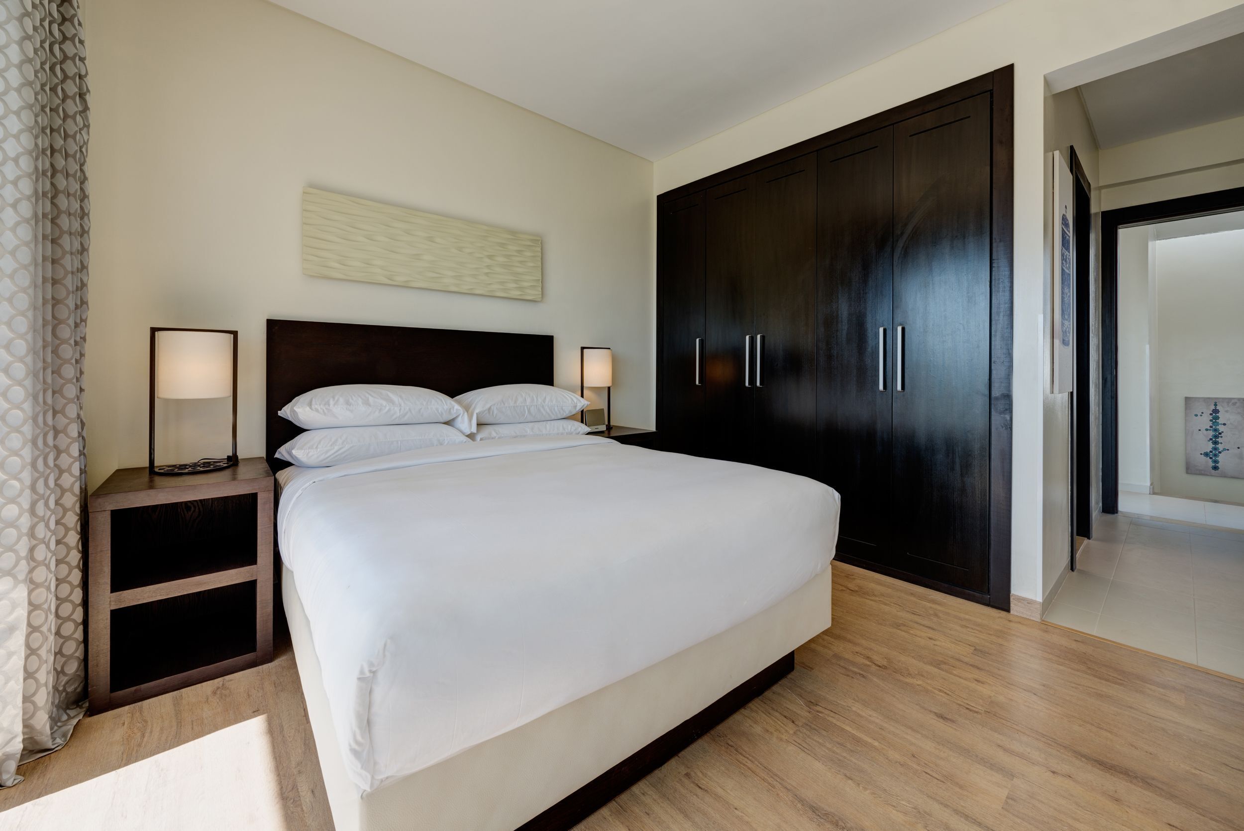 Frigobar, cofres nos quartos, escrivaninha