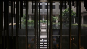 Um edifício moderno com uma escadaria central que dá para um pátio.