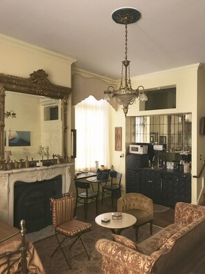 Suíte tradicional, 1 cama Queen, banheiro privativo | Área de estar | TV