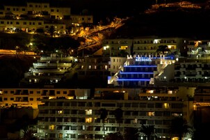 Fachada do alojamento (tarde/noite)