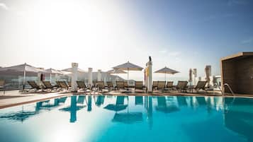 Piscina exterior, guarda-sóis, espreguiçadeiras