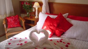 Quarto (Master) | Frigobar, individualmente decorados, cortinas blackout, berços grátis