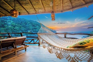 New Tower-Hawk Love Nest Ocean View | Sala de estar | Televisor de ecrã plano de 55 polegadas com canais por cabo, televisor 