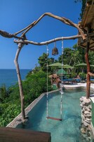 Piscina exterior, guarda-sóis, espreguiçadeiras 