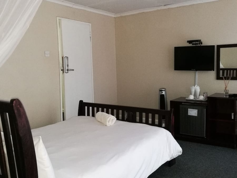 Quarto executivo, 1 cama Queen, sacada, no mezanino | 8 quartos, roupas de cama premium, cofres nos quartos, escrivaninha