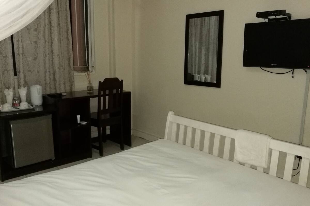 8 quartos, roupas de cama premium, cofres nos quartos, escrivaninha