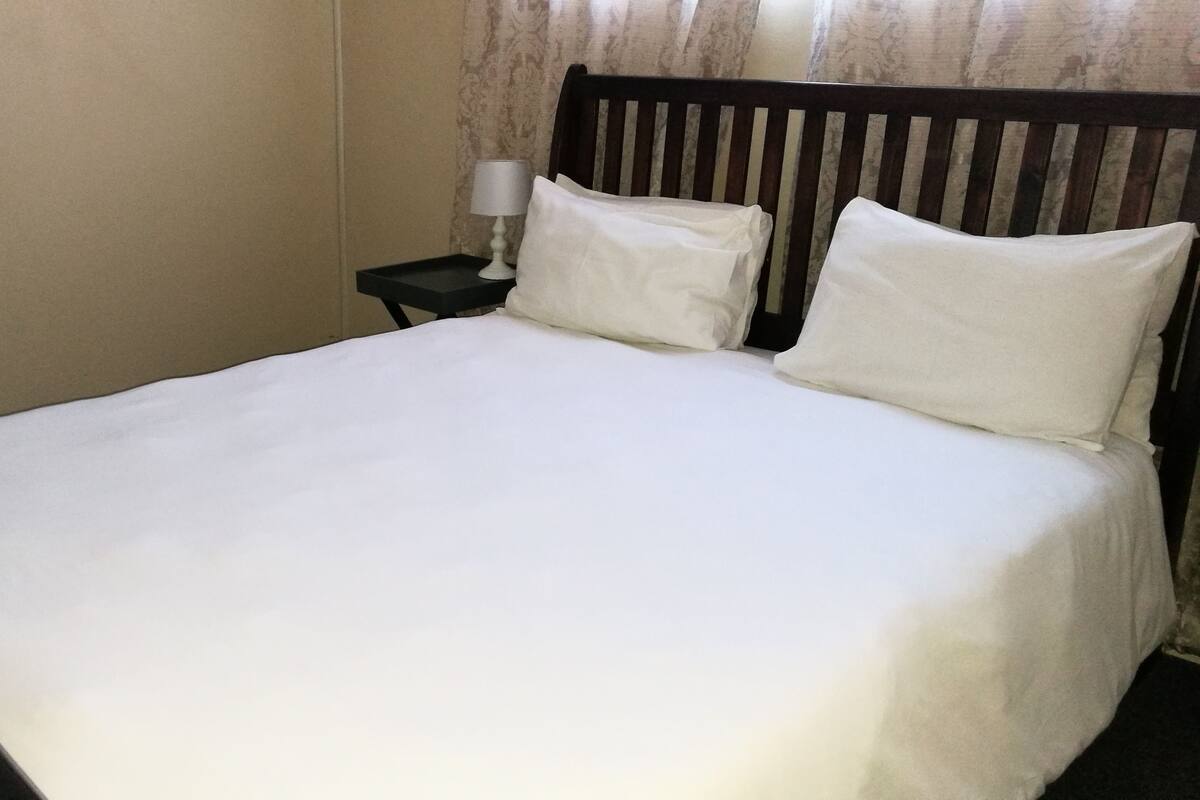Quarto executivo, 1 cama Queen, suíte, no mezanino | 8 quartos, roupas de cama premium, cofres nos quartos, escrivaninha