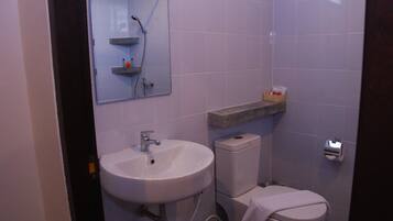 Chuveiro, produtos de toalete grátis, secador de cabelo, chinelos