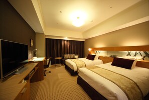 Cofres nos quartos, escrivaninha, cortinas blackout