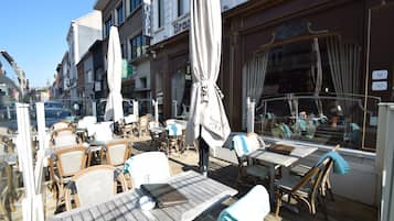 Terraço com espreguiçadeiras