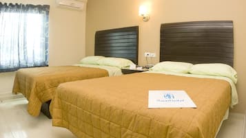 Quarto casal executivo, 2 camas de casal | Escrivaninha, ferros/tábuas de passar roupa, Wi-Fi de cortesia