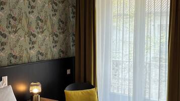 Quarto Duplo Standard | Cofre no quarto, secretária, ferro/tábua de engomar