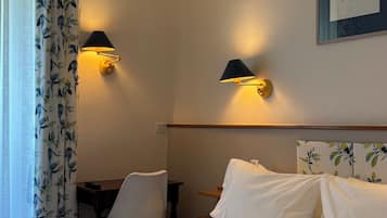 Quarto Individual Standard | Cofre no quarto, secretária, ferro/tábua de engomar