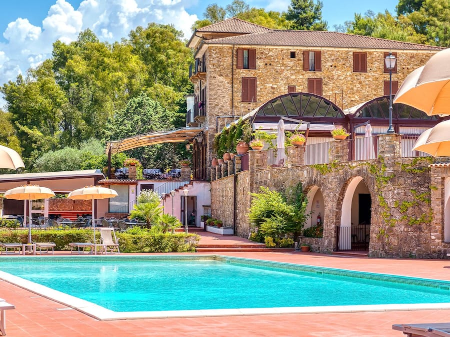 Piscina externa sazonal, funciona das 8h às 20h, guarda-sóis