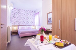 Quarto Triplo Clássico | 1 quarto, roupa de alta qualidade, camas de colchão pillowtop, minibar 