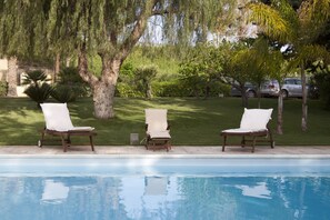 Piscina exterior, da(s) 9:00 à(s) 21:00, espreguiçadeiras 