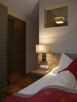 Quarto solteiro | Roupas de cama antialérgicas, cofres nos quartos, escrivaninha