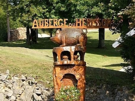 Detalhe da fachada. Auberge du Hérisson