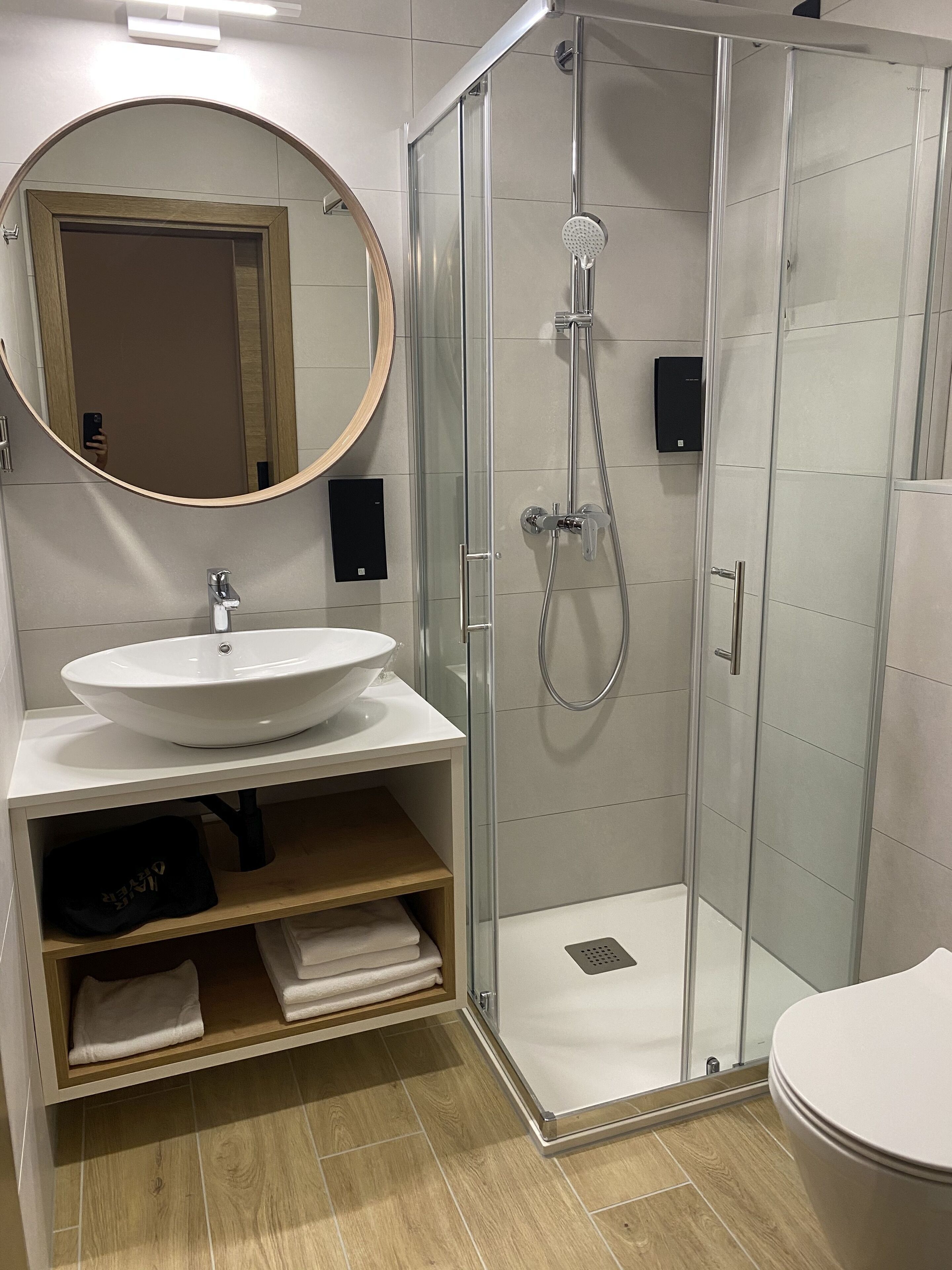 Um polibã, um secador de cabelo, roupões, chinelos 