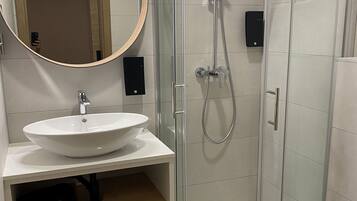 Um polibã, um secador de cabelo, roupões, chinelos