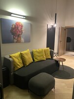 Suíte estúdio conforto, vista para o mar | Sala de estar | TV LCD