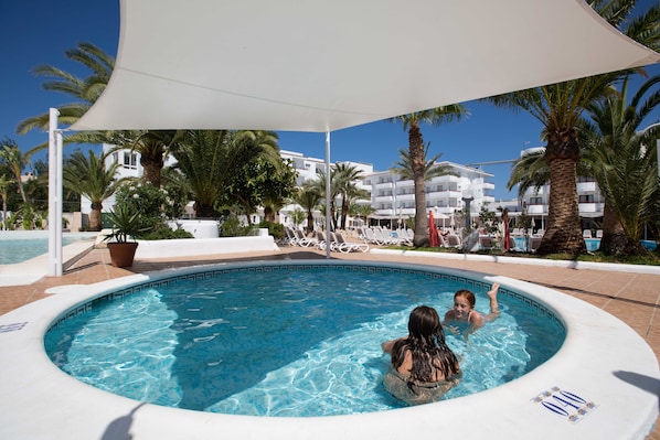 2 piscinas externas, funciona das 10h às 20h, guarda-sóis