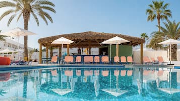2 piscinas externas, guarda-sóis, espreguiçadeiras