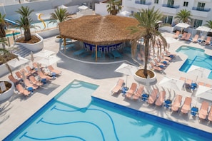 2 piscinas externas, guarda-sóis, espreguiçadeiras