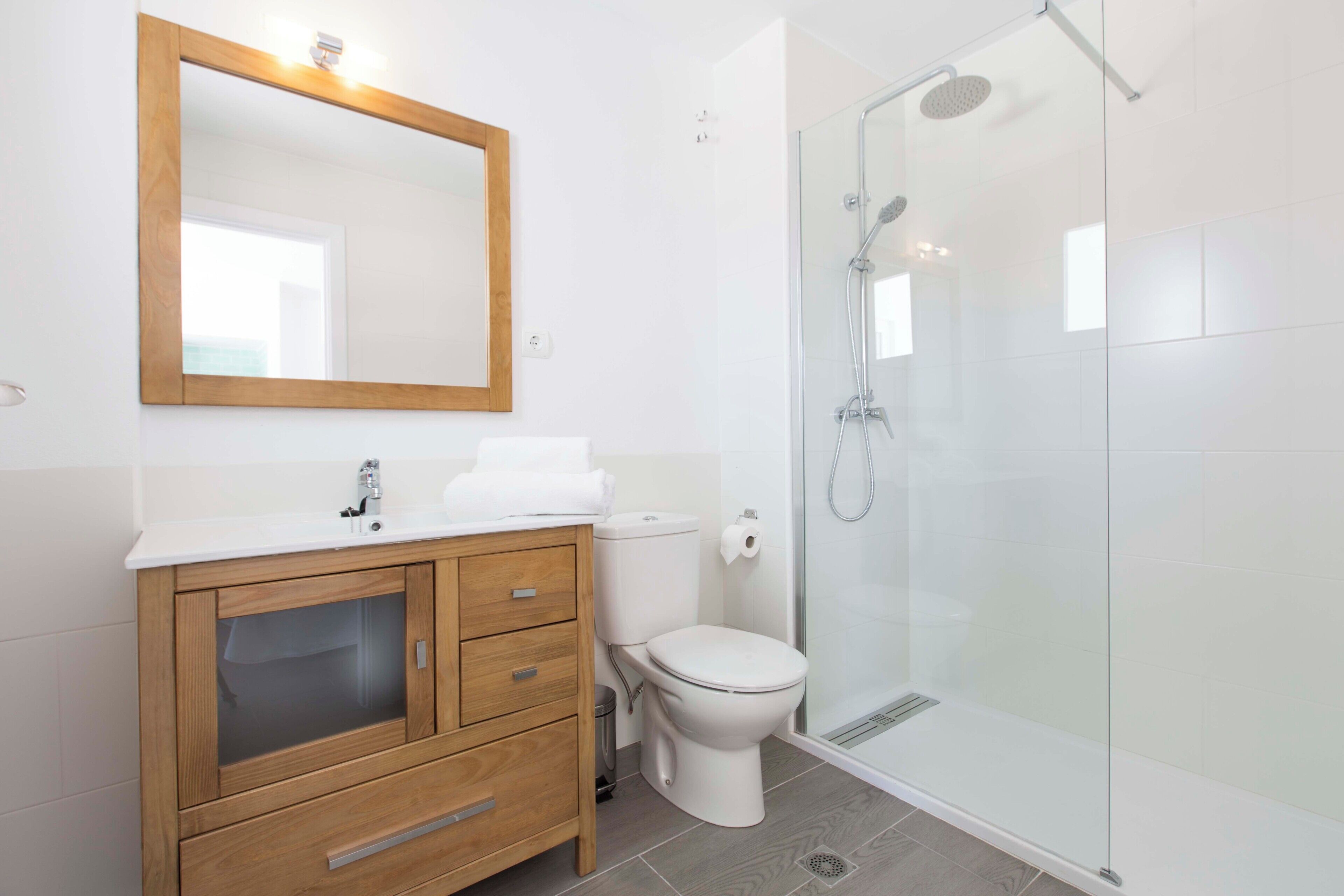 Apartamento, 1 quarto, varanda, vista para o mar (2 adults) | Casa de banho | Um polibã, artigos de higiene pessoal grátis, um secador de cabelo 