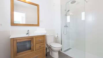 Apartamento, 1 quarto, varanda, vista para o mar (2 adults) | Casa de banho | Um polibã, artigos de higiene pessoal grátis, um secador de cabelo