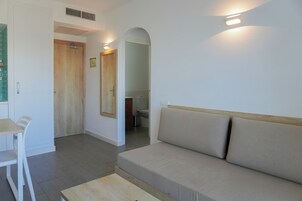 Apartamento, 1 quarto, varanda, vista para o mar (2 adults) | Sala | Televisor plasma de 32 polegadas com canais via satélite, televisor 