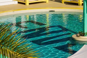 Piscina exterior sazonal, espreguiçadeiras 